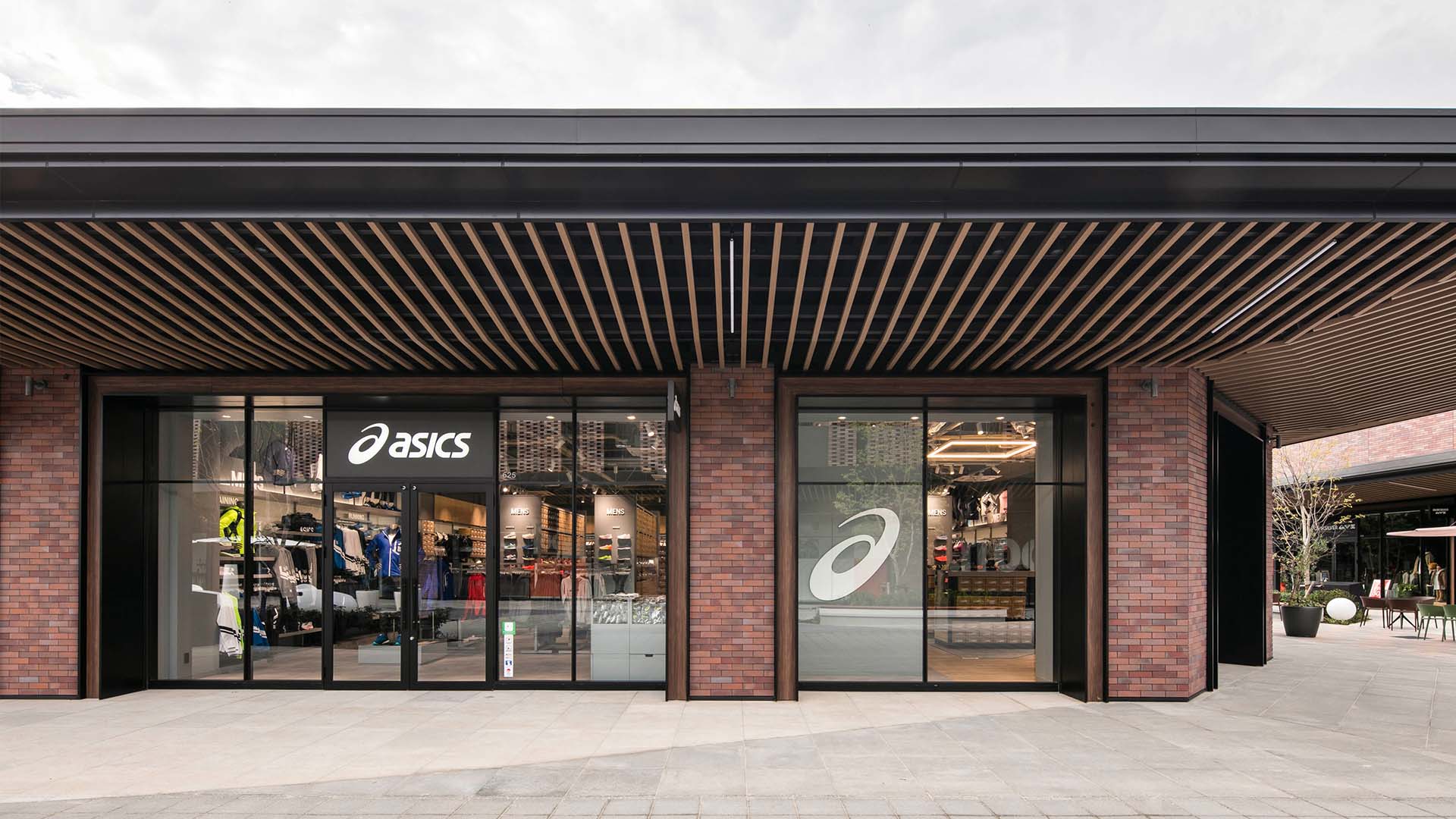 Asics ふかや花園プレミアムアウトレット | 内装施工事例 | 株式会社LARGO（ラルゴ）| 美容室・サロン・飲食店・病院・クリニック ...