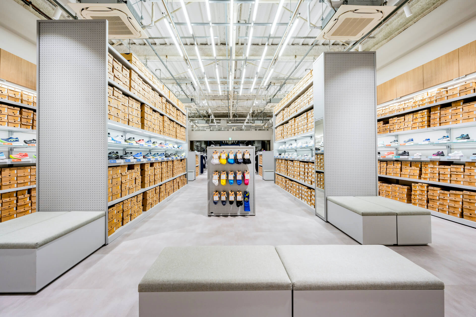 Asics Factory Outlet RINKU PREMIUM OUTLETS | 内装施工事例 | 株式会社LARGO（ラルゴ ...