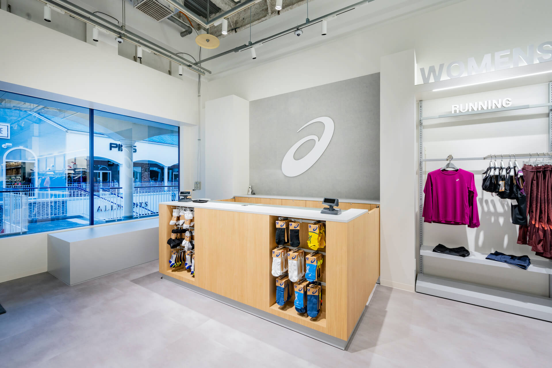 Asics Factory Outlet RINKU PREMIUM OUTLETS | 内装施工事例 | 株式会社LARGO（ラルゴ ...