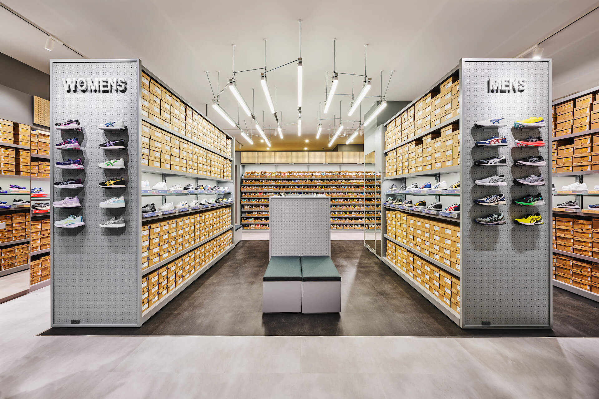 Asics Factory Outlet Mitsui Outlet Park MARINE PIA KOBE | 内装施工事例 | 株式会社 ...