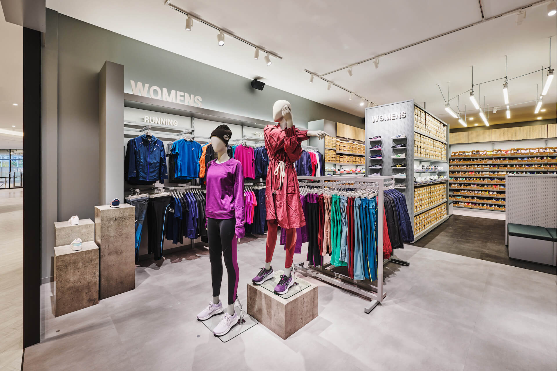 Asics Factory Outlet Mitsui Outlet Park MARINE PIA KOBE | 内装施工事例 | 株式会社 ...