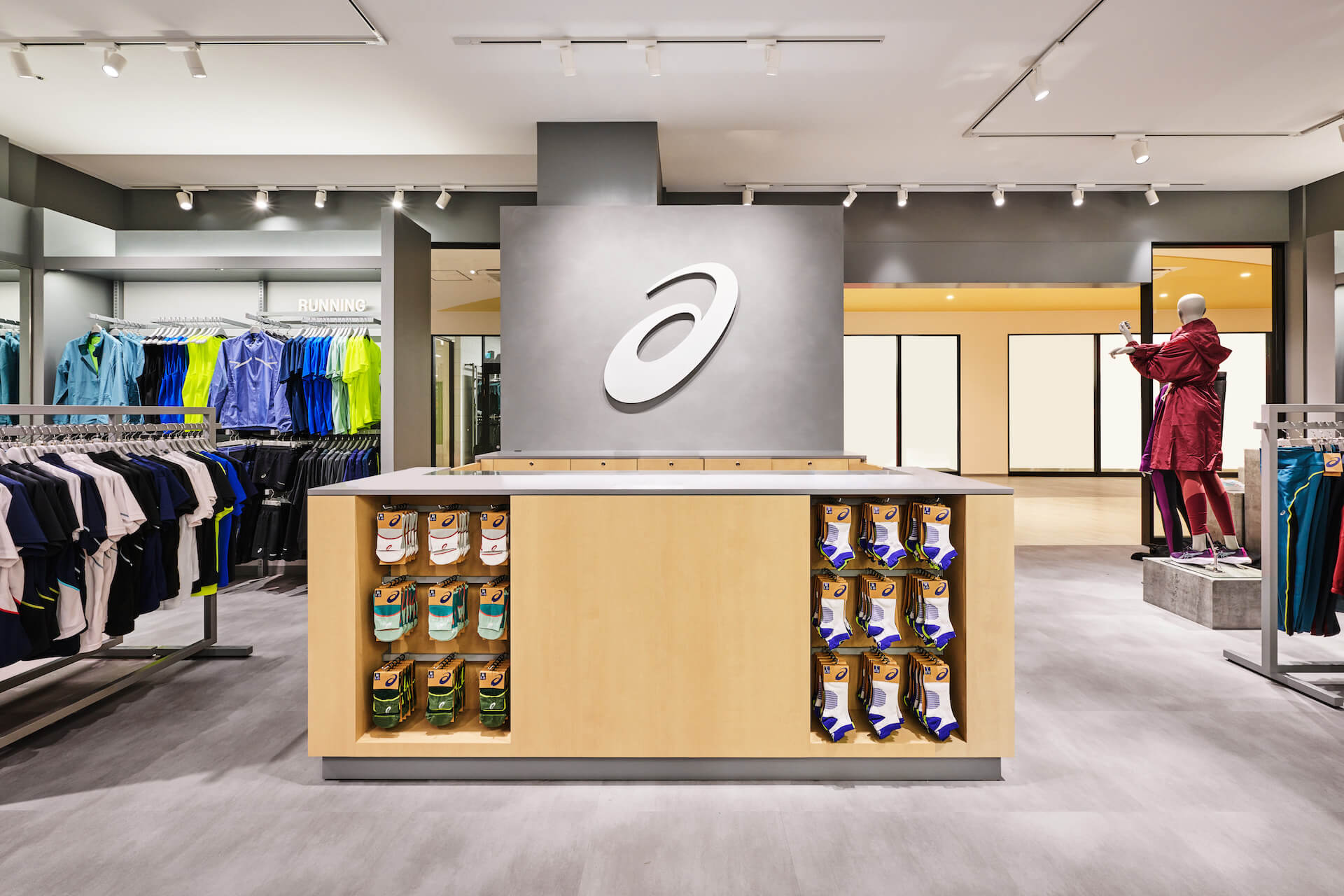 Asics Factory Outlet Mitsui Outlet Park MARINE PIA KOBE | 内装施工事例 | 株式会社 ...