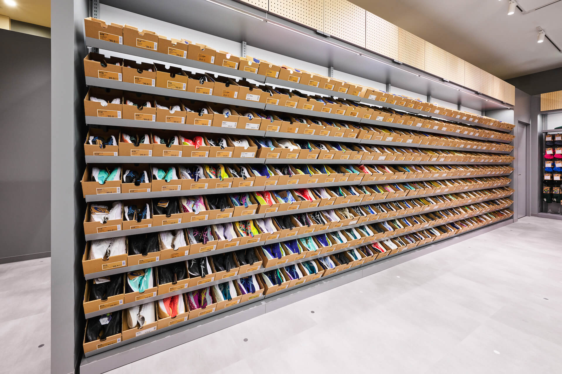 Asics Factory Outlet Mitsui Outlet Park MARINE PIA KOBE | 内装施工事例 | 株式会社 ...