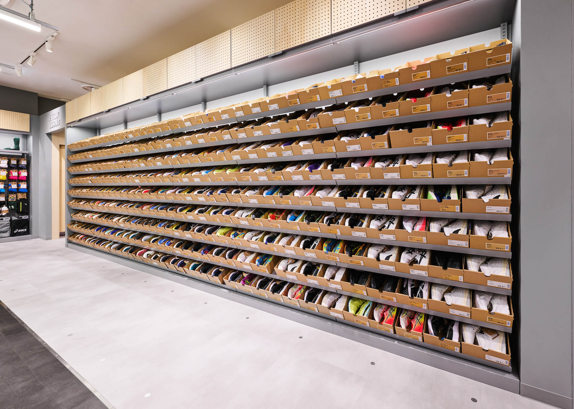 Asics Factory Outlet Mitsui Outlet Park MARINE PIA KOBE | 内装施工事例 | 株式会社 ...