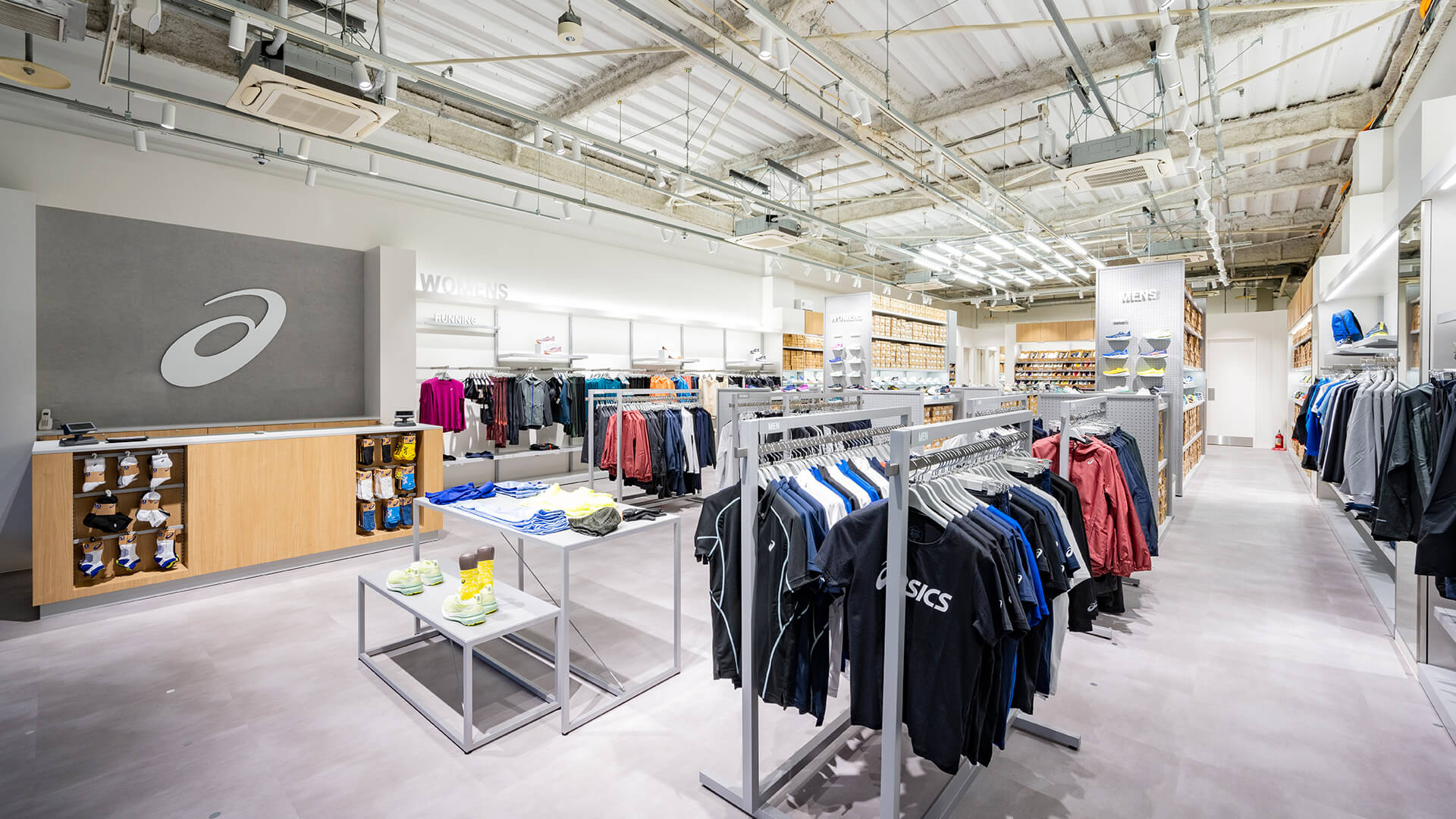 Asics Factory Outlet RINKU PREMIUM OUTLETS | 内装施工事例 | 株式会社LARGO（ラルゴ ...