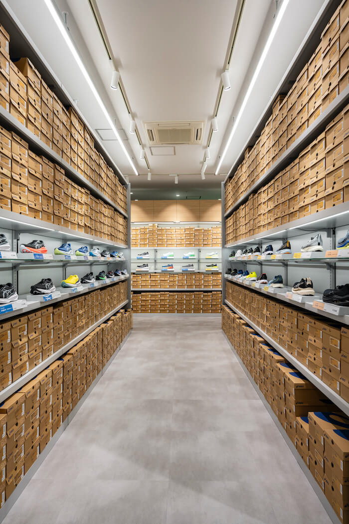 asics FACTORY OUTLET Makuhari | 内装施工事例 | 株式会社LARGO（ラルゴ）| 美容室・サロン・飲食店・病院 ...