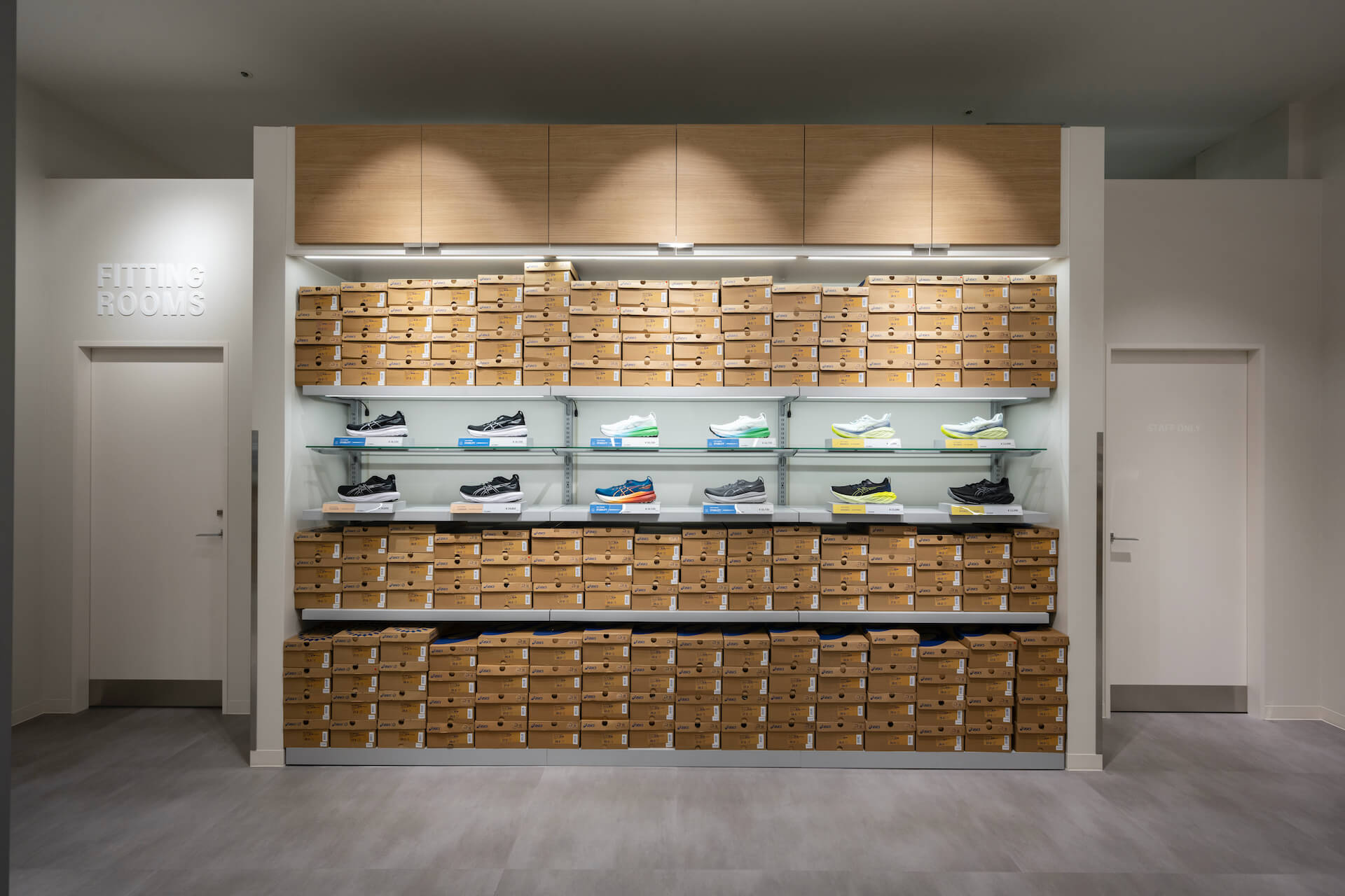 asics FACTORY OUTLET Makuhari | 内装施工事例 | 株式会社LARGO（ラルゴ）| 美容室・サロン・飲食店・病院 ...