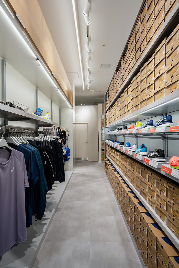 asics FACTORY OUTLET Makuhari | 内装施工事例 | 株式会社LARGO（ラルゴ）| 美容室・サロン・飲食店・病院 ...