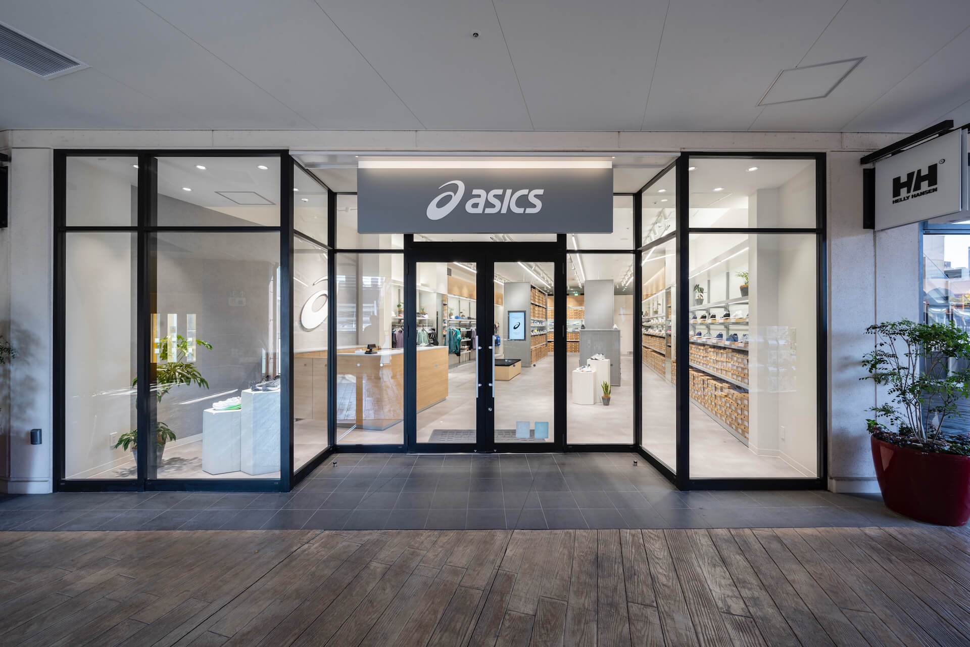 asics FACTORY OUTLET Makuhari | 内装施工事例 | 株式会社LARGO（ラルゴ）| 美容室・サロン・飲食店・病院 ...